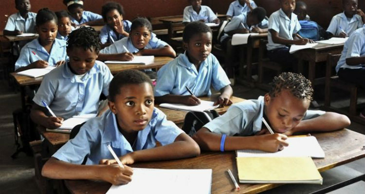 Angola | Biblioteca para 500 crianças em Viana